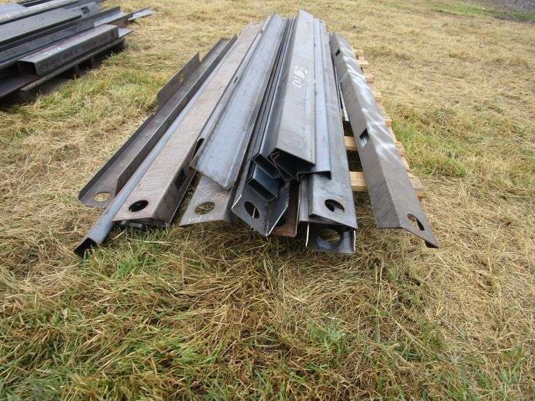 PALLET NEW 8' FLATBED RAILS - Heaverlo Northwest Auctions