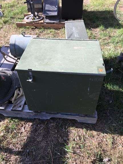 HUMVEE MILITARY STORAGE BOX - Heaverlo Northwest Auctions