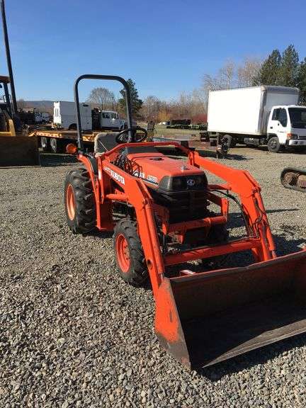 KUBOTA B7500 4x4 TRACTOR W/LOADER - Heaverlo Northwest Auctions