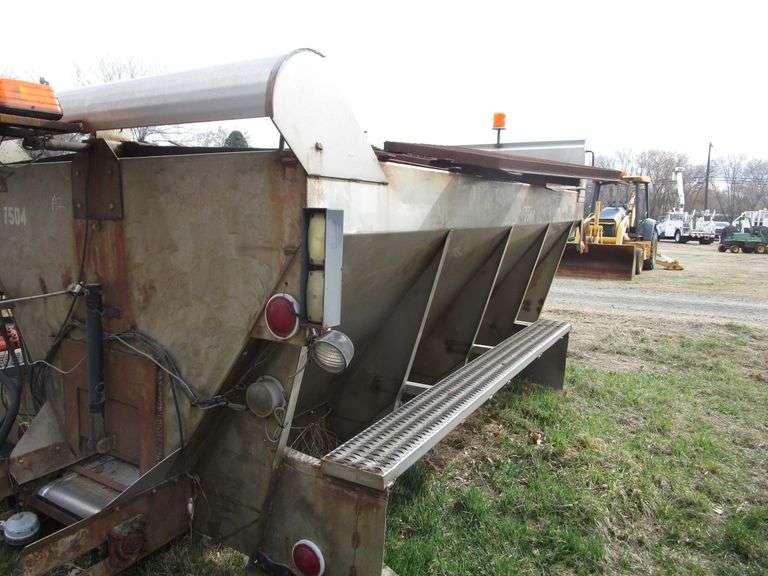13.5' STAINLESS SANDER FOR TRUCK - Heaverlo Northwest Auctions