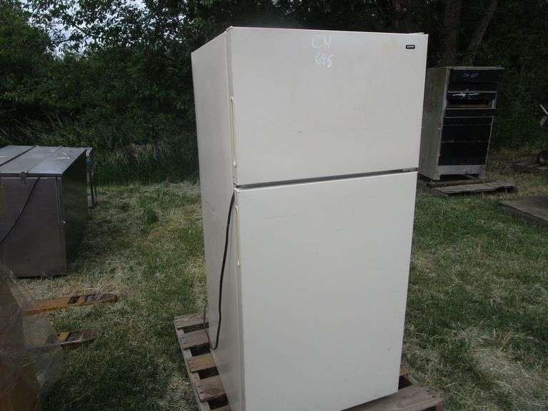 HOT POINT REFRIGERATOR FREEZER - Heaverlo Northwest Auctions