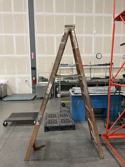 9 FOOT LADDER - Dallas Online Auction Company