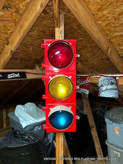 VINTAGE RESTORED RED FLASHING TRAFFIC LIGHT - Dallas Online Auction Company