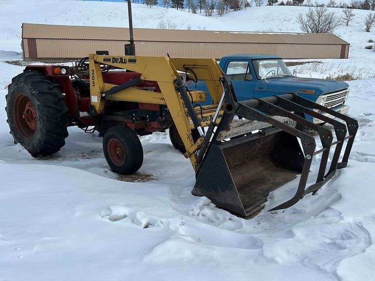International 784 Tractor with Loader - Integrity Auctioneers