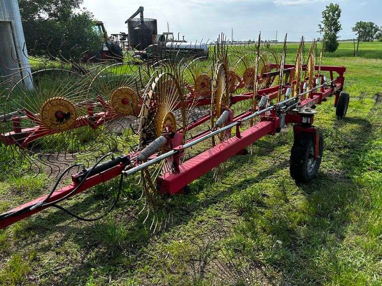 Tonutti 14 Wheel V Rake - Integrity Auctioneers