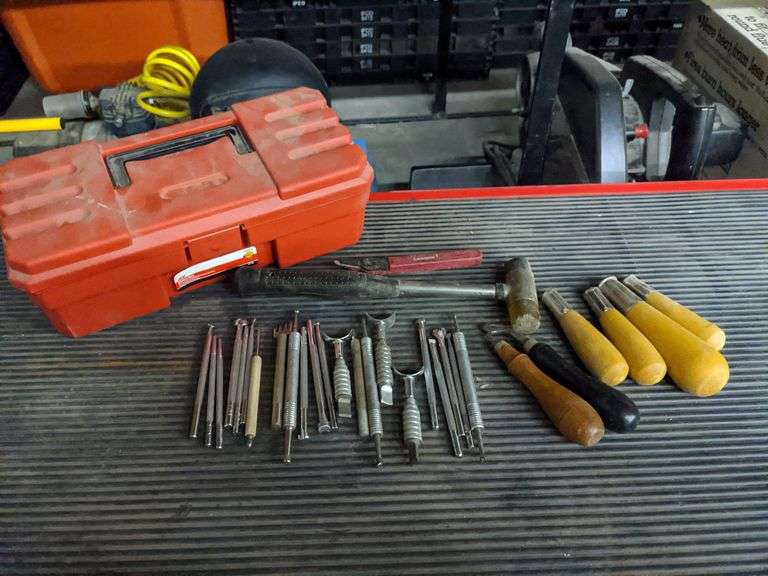 SM. TOOL BOX WITH LEATHER WORKING TOOLS - Isabell Auction