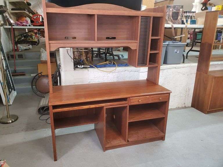 COMPUTER DESK 5 FT LONG X 6 FT TALL - Isabell Auction