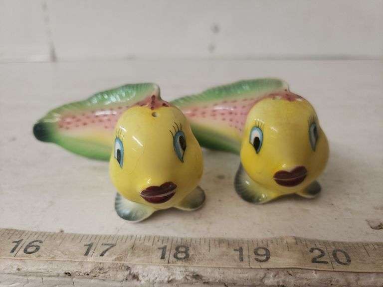 FISH SALT AND PEPPER SHAKER - Isabell Auction