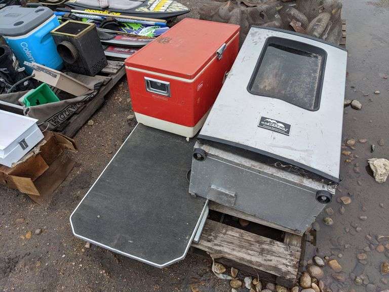 (OUT) MASTERBUILT ELEC. SMOKER, COLEMAN COOLER, & SM. FOLDING TABLE ...