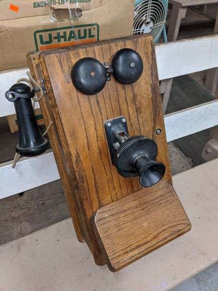 VINTAGE OAK WALL HAND CRANK TELEPHONE - Isabell Auction