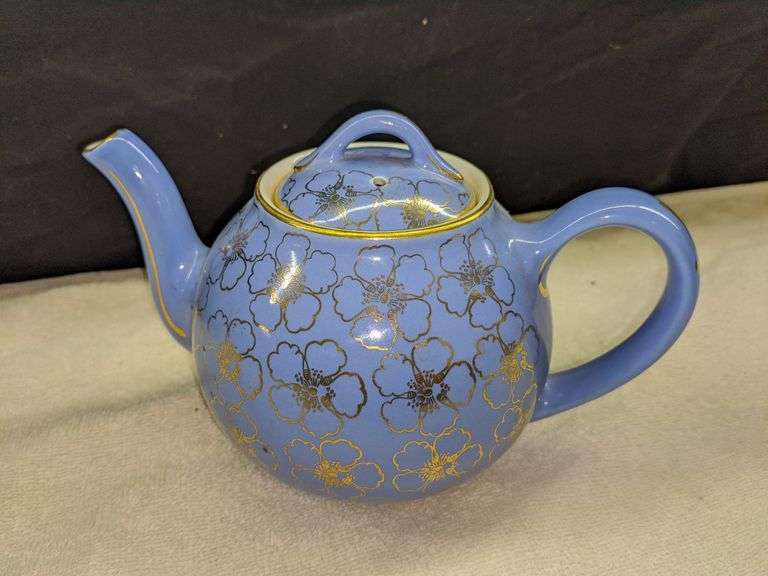 VINTAGE HALL TEAPOT - Isabell Auction