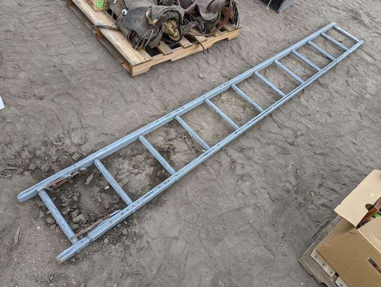 VINTAGE 12-FT. WOODEN RUNG LADDER - Isabell Auction