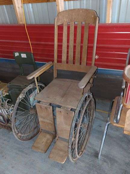 ANTIQUE WOODEN WHEEL CHAIR - Isabell Auction