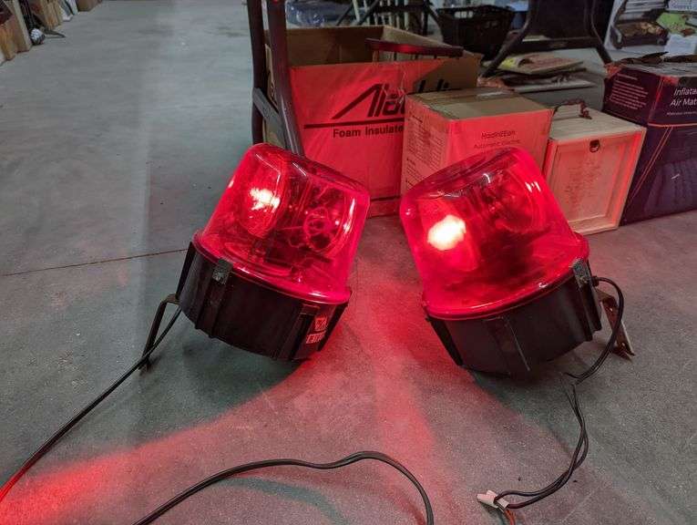(2) RED TRI LITE BEACON LIGHTS - Isabell Auction