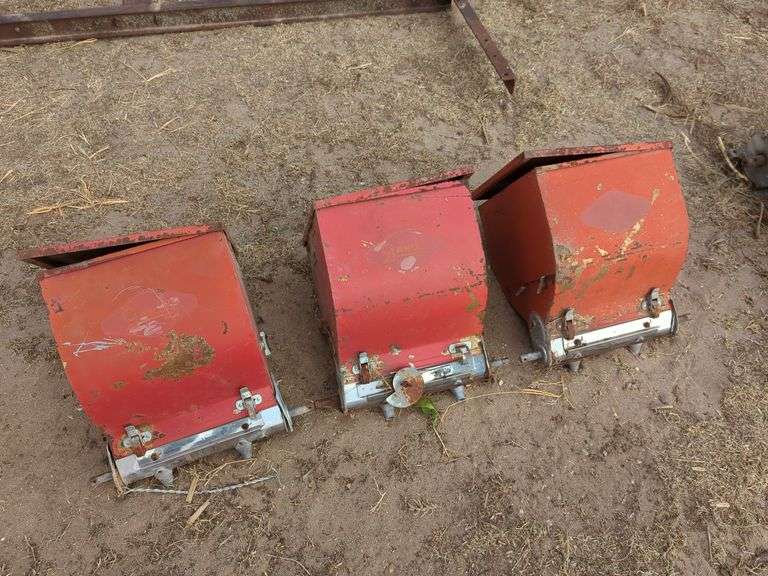 (3) VINTAGE GANDY SEED PLANTER BOXES - Isabell Auction