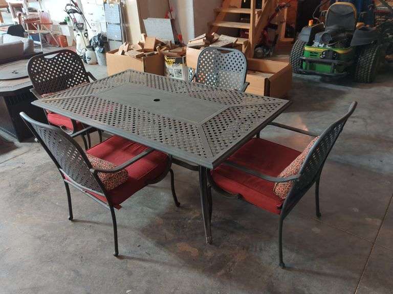 OUTDOOR METAL PATIO TABLE WITH (4) CHAIRS & CUSHIONS - Isabell Auction