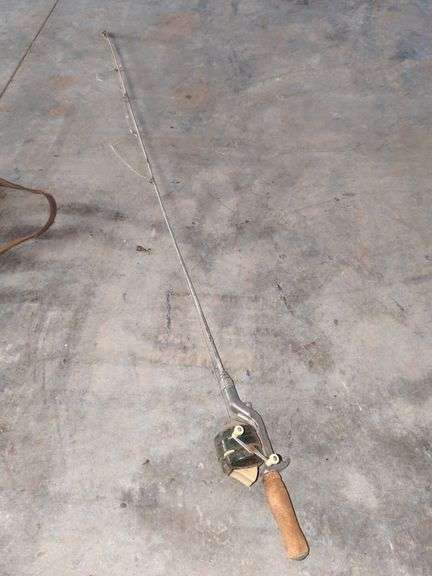 VINTAGE STEEL FISHING ROD WITH REEL - Isabell Auction