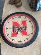 NE HUSKERS WALL CLOCK - Isabell Auction