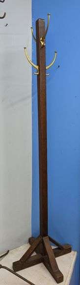 VINTAGE WOODEN COAT TREE - Isabell Auction