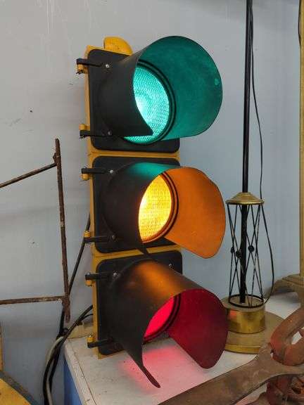 VINTAGE ELECTRIFIED STREET STOP LIGHT - Isabell Auction