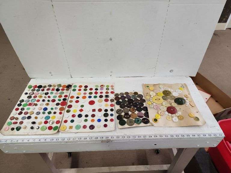 ASSORTED BUTTONS - Isabell Auction