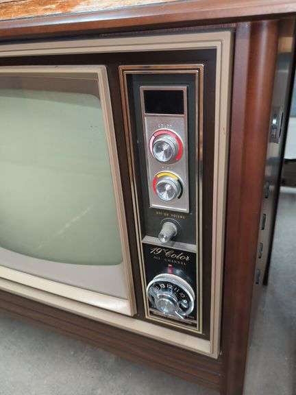 VINTAGE RETRO 19" COLOR ALL CHANNEL CONSOLE TELEVISION WITH COLOR ...