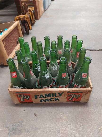 VINTAGE 7-UP FAMILY PACK CARRIER WITH GLASS BOTTLES - Isabell Auction