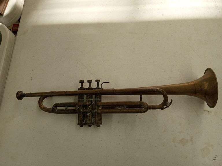 VINTAGE CAVALIER TRUMPET - Isabell Auction