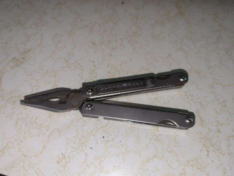 LEATHERMAN FOLDING MULTI-TOOL - Isabell Auction