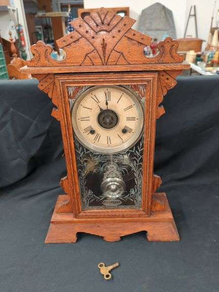 ANTIQUE WOODEN MANTLE CLOCK WITH KEY - Isabell Auction