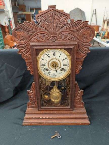 ANTIQUE WOODEN MANTLE CLOCK WITH KEY - Isabell Auction