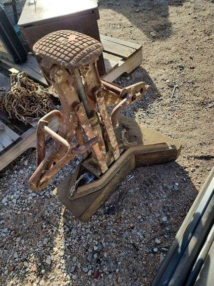 (OUT) VINTAGE TIRE MACHINE - Isabell Auction
