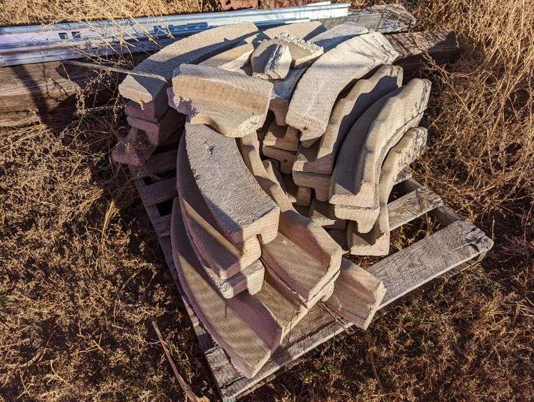 PALLET OF CONCRETE TREE RINGS (SOME DAMAGED) - Isabell Auction