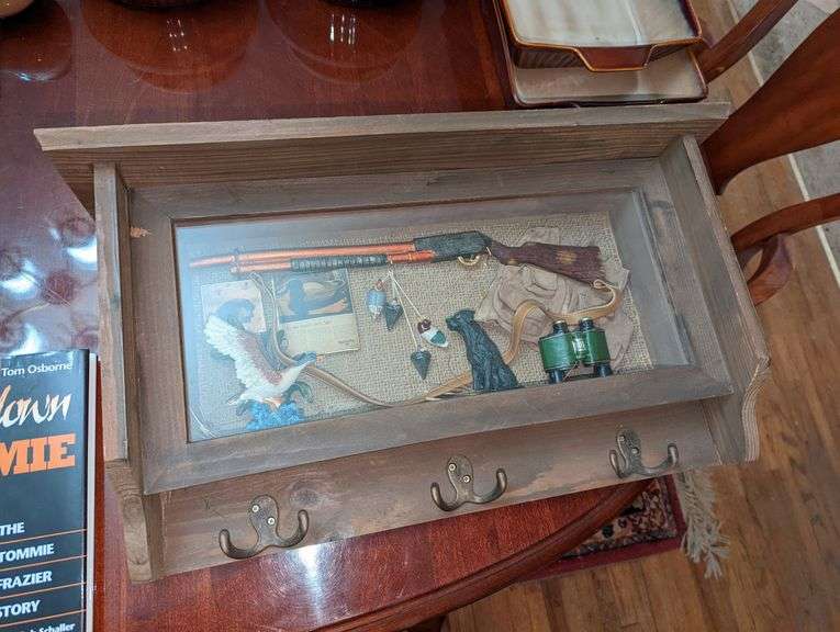 HUNTING THEMED SHADOW BOX WALL SHELF WITH HOOKS - Isabell Auction