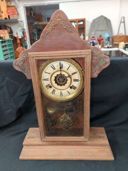 ANTIQUE WOODEN MANTLE CLOCK - Isabell Auction