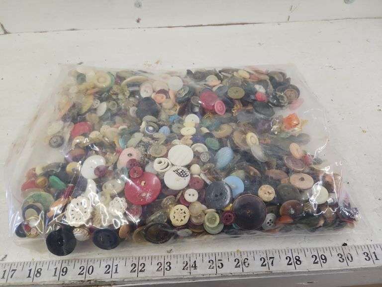 ASSORTED BUTTONS - Isabell Auction