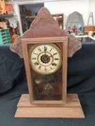 ANTIQUE WOODEN MANTLE CLOCK - Isabell Auction