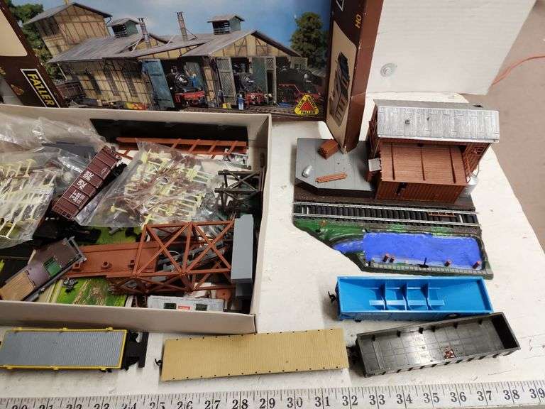 HO SCALE ENGINE HOUSE, BUILDING ETC. - Isabell Auction