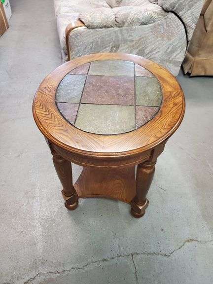 TILE TOP ROUND OAK END TABLE - Isabell Auction