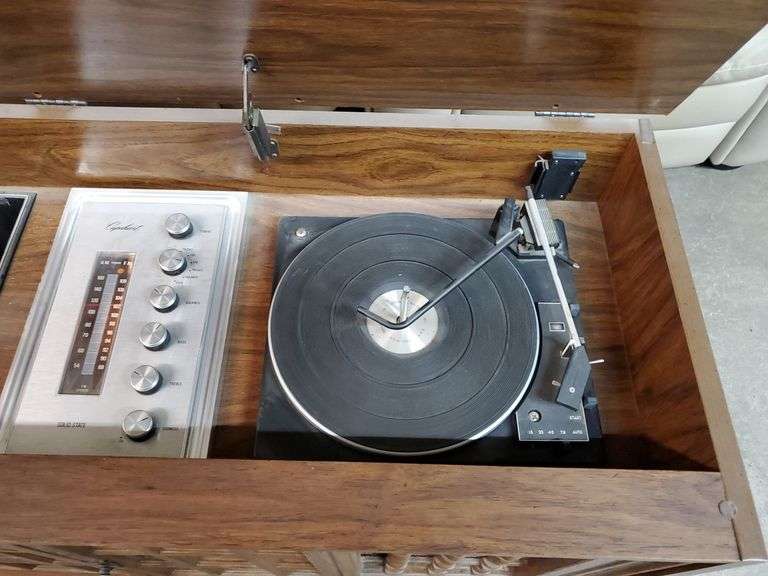 CONSOLE STEREO WITH 8 TRACK & RECORD PLAYER - Isabell Auction