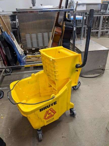 RUBBERMAID BRUTE COMM. MOP BUCKET WITH WRINGER - Isabell Auction