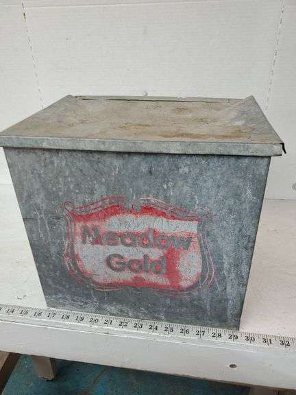 MEADOW GOLD GALVANIZED MILK BOX - Isabell Auction