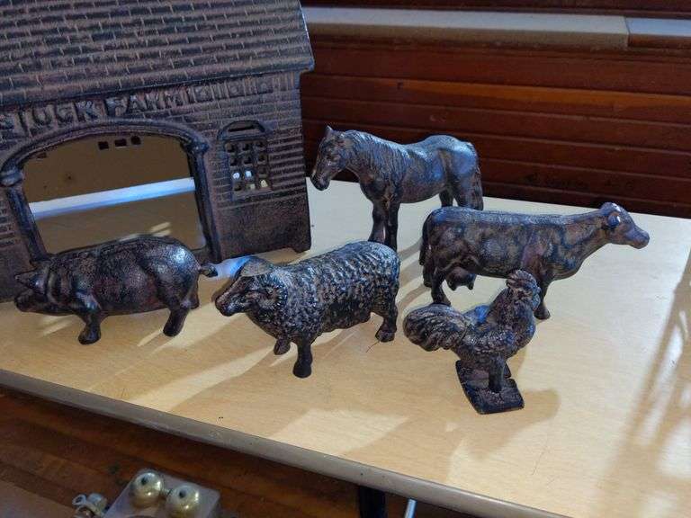 VINTAGE CAST IRON STOCK FARM BARN & ANIMALS SET - Isabell Auction