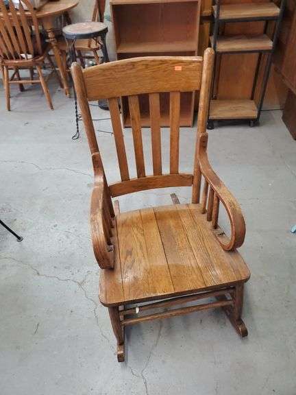 VINTAGE OAK ROCKER - Isabell Auction