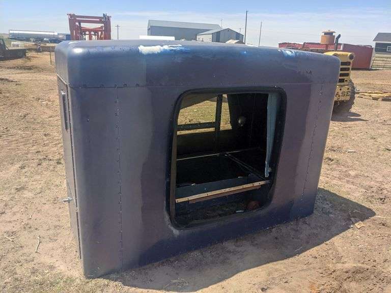 SM. TRUCK CAB SLEEPER BOX - Isabell Auction