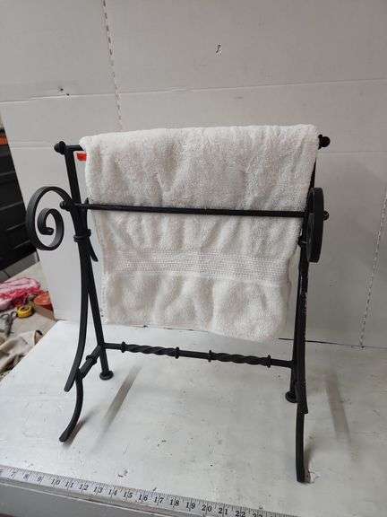 WROUGHT IRON TOWEL RACK - Isabell Auction