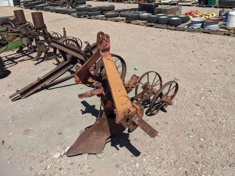 INTERNATIONAL 3-PT. SINGLE-ROW PLANTER (NO HOPPER) - Isabell Auction