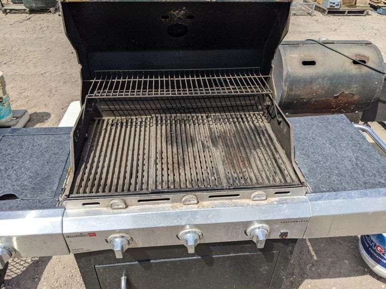 CHARBROIL 3-BURNER GRILL WITH SIDE BURNER & BOTTLE - Isabell Auction