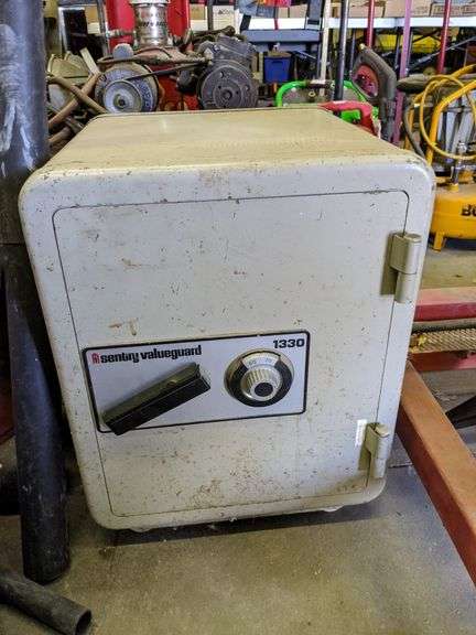 SENTRY VALUEGUARD 1330 SAFE WITH COMBINATION - Isabell Auction