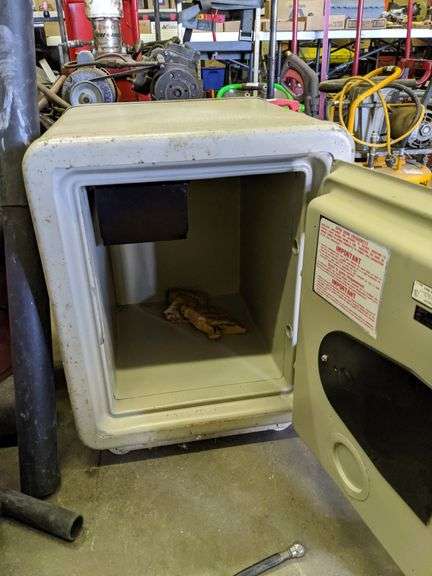 SENTRY VALUEGUARD 1330 SAFE WITH COMBINATION - Isabell Auction